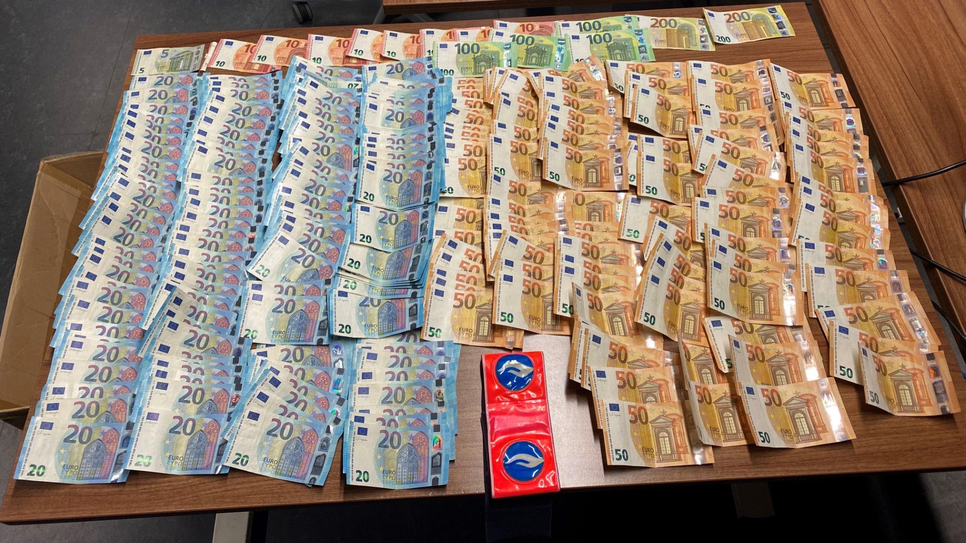 Politie neemt 9000 euro in beslag bij controle in station van Mechelen | RTV